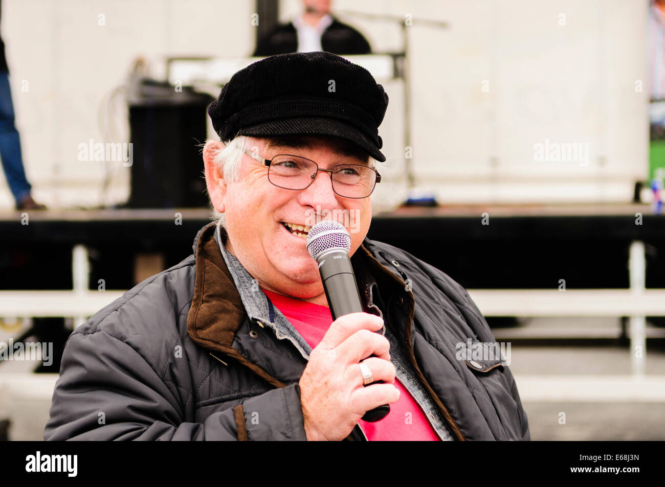 "Wee Mann von Strabane" Onkel Hugo Duncan, BBC Radio Ulster Moderatorin ...