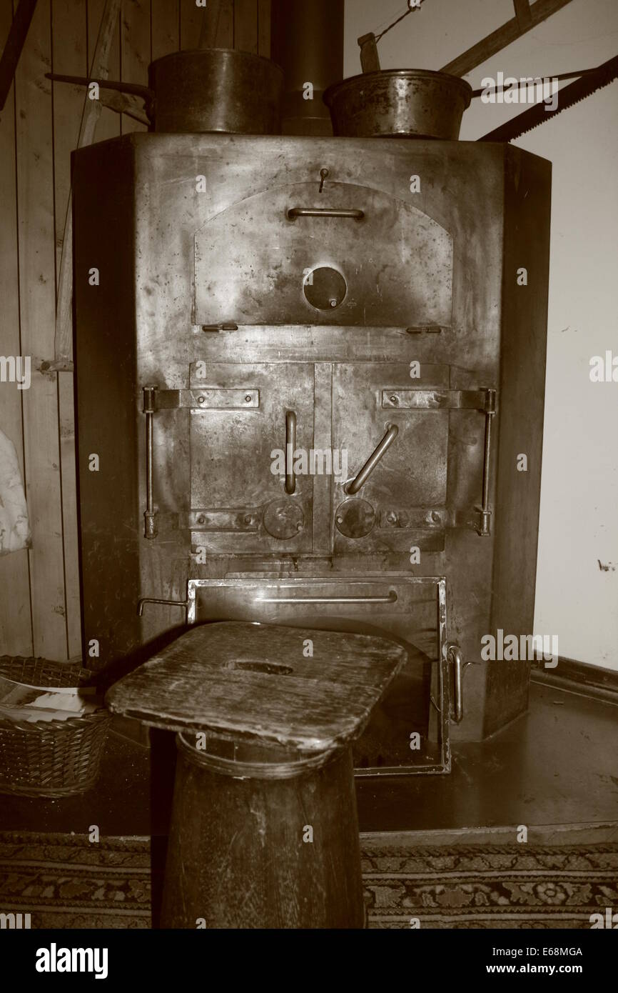 Alter holzofen mit backofen -Fotos und -Bildmaterial in hoher Auflösung ...