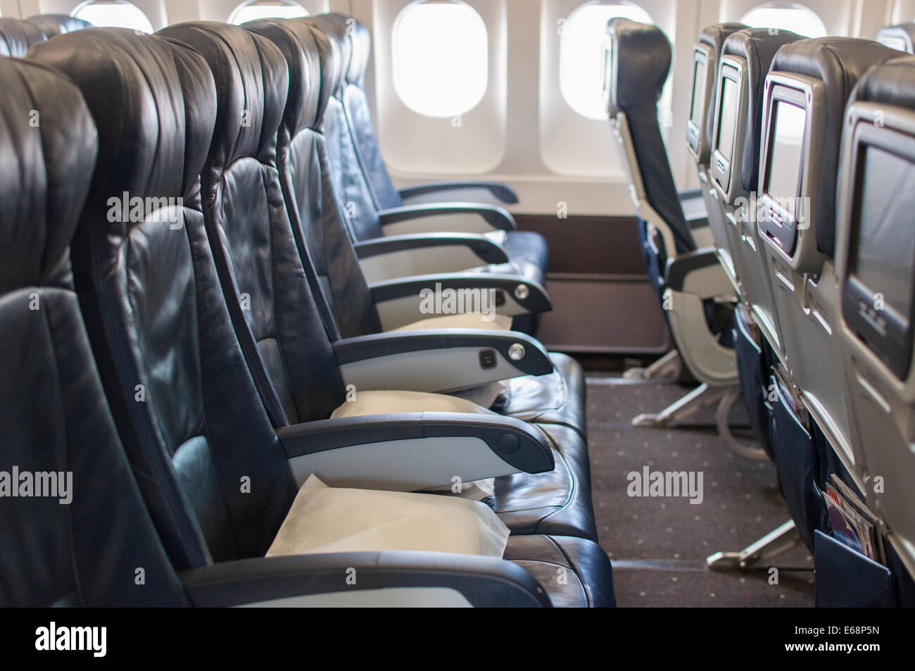 Seats airplane -Fotos und -Bildmaterial in hoher Auflösung – Alamy