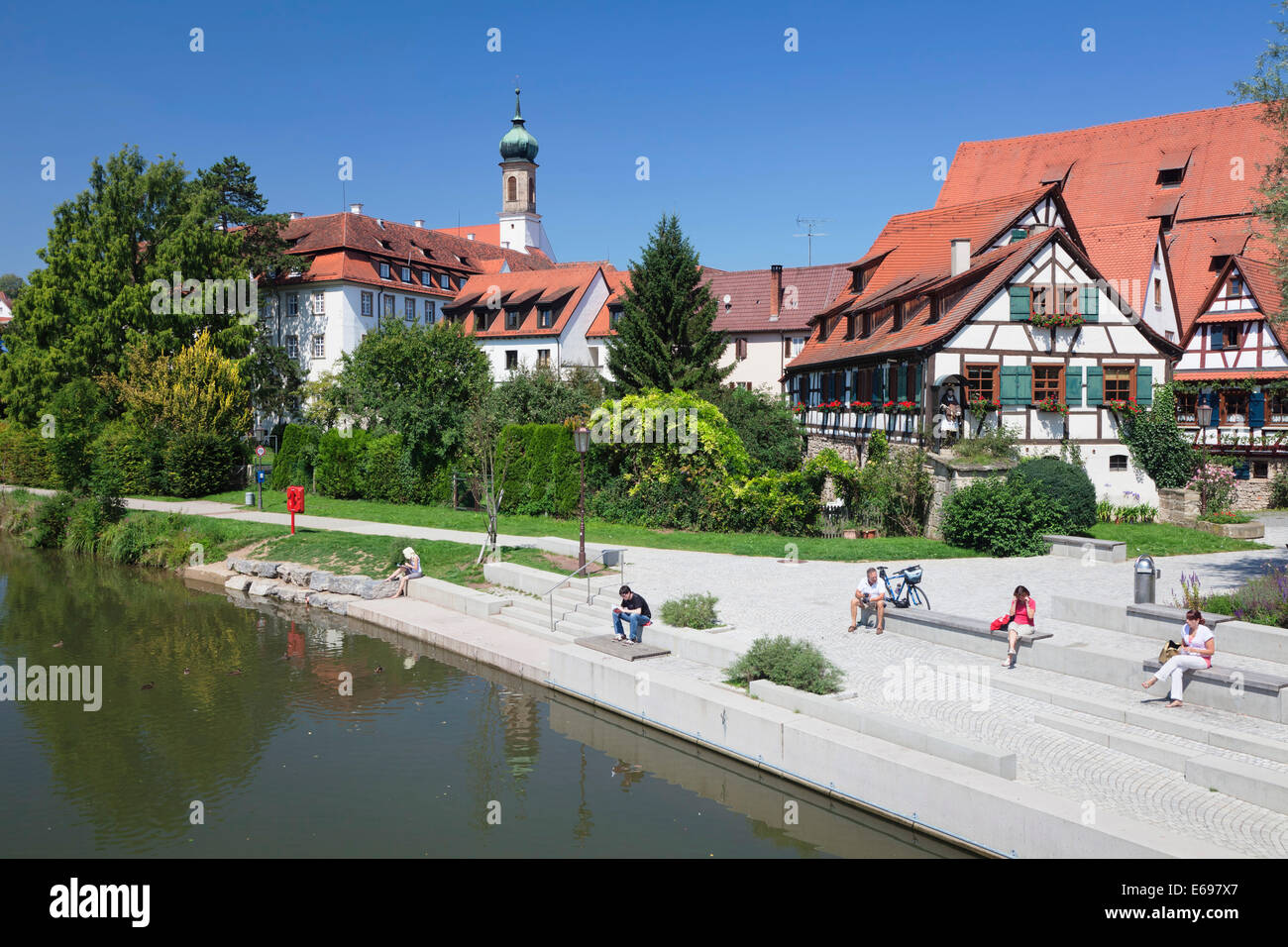 Promenade am Fluss Neckar mit einem Fachwerkhaus und das ehemalige ...
