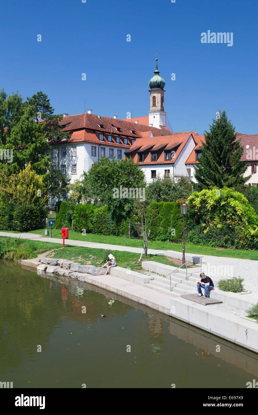 Promenade am Fluss Neckar mit dem ehemaligen Karmeliterkloster ...