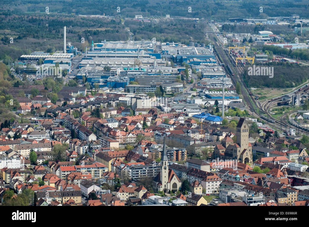 Die Stadt Singen bin Hohentwiel mit dem Aluminium-Werk, Baden ...