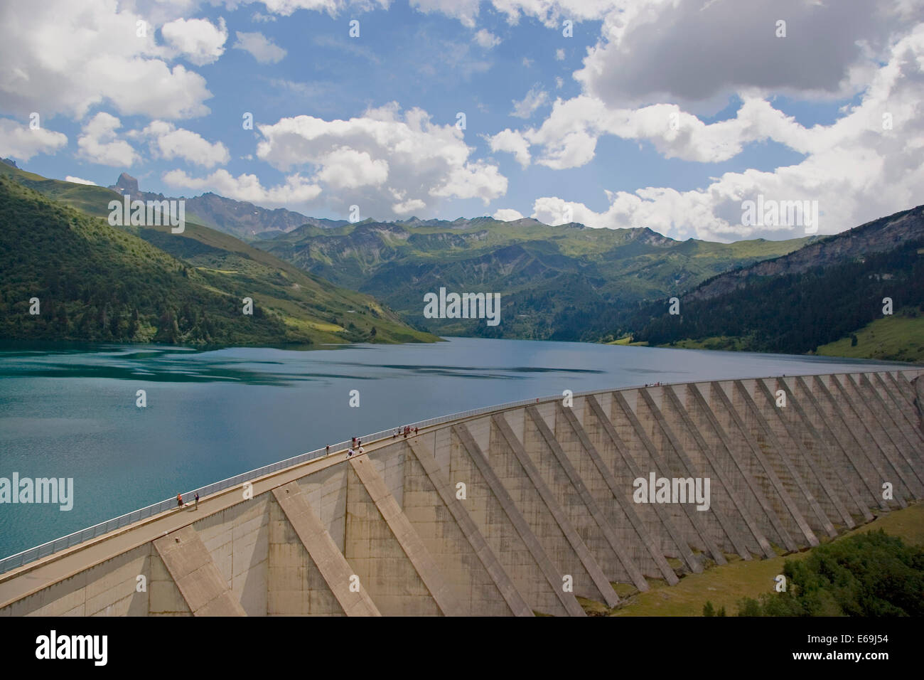 Dam, Stausee Lac de roselend Stockfotografie - Alamy