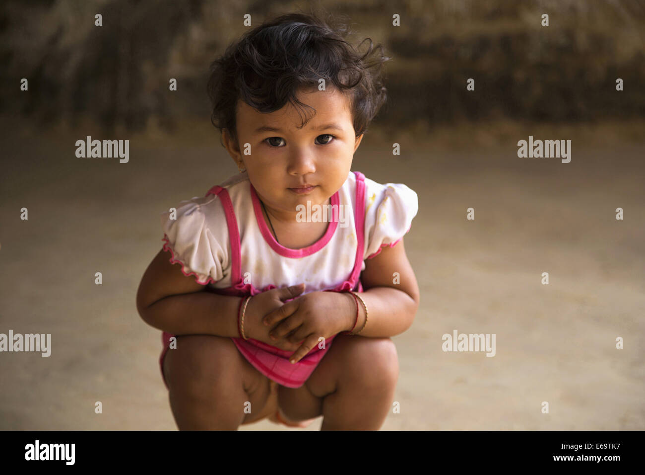 Hockendes kind -Fotos und -Bildmaterial in hoher Auflösung – Alamy
