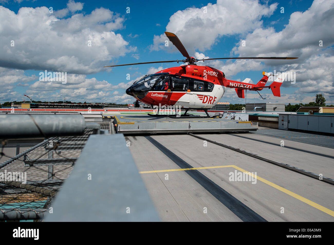 Die DRF-Rettungshubschrauber "Christoph Berlin" Eurocopter EC145 ist am ...
