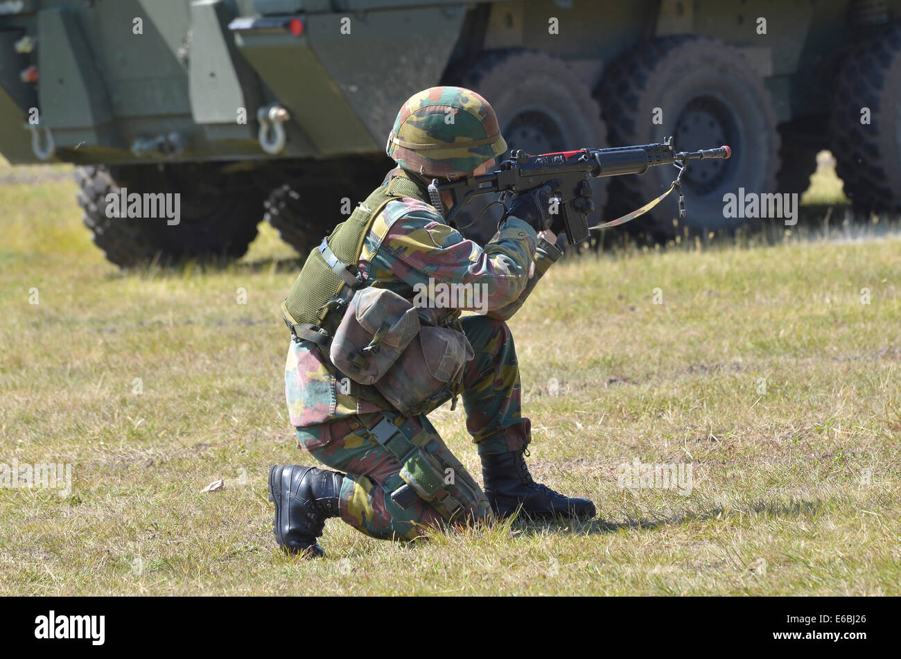 Ein Infanterie-Soldat der belgischen Armee mit dem Ziel seine ...