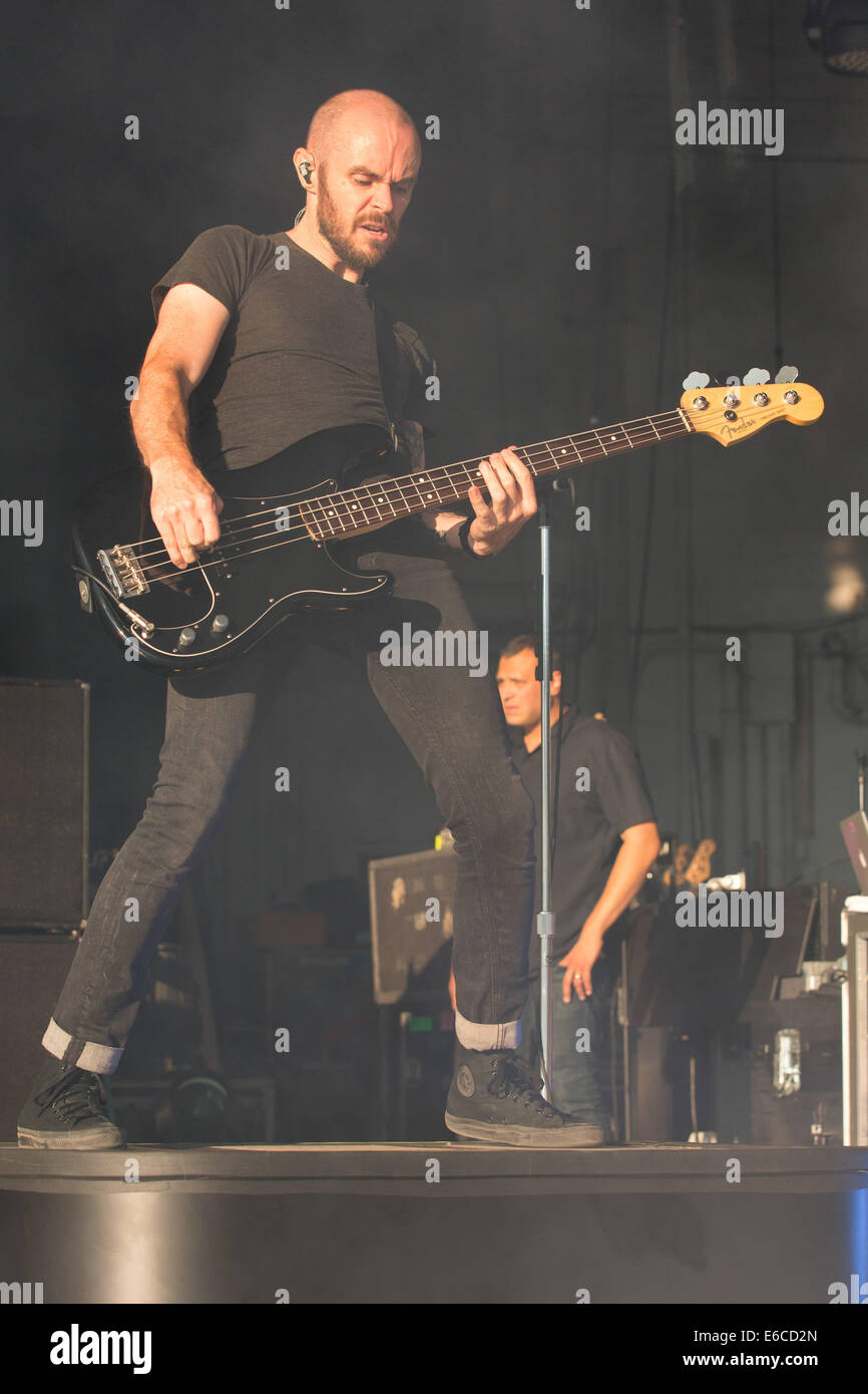 18. August 2014 - Holmdel, New Jersey, USA - Bassist HUNTER BURGAN der ...