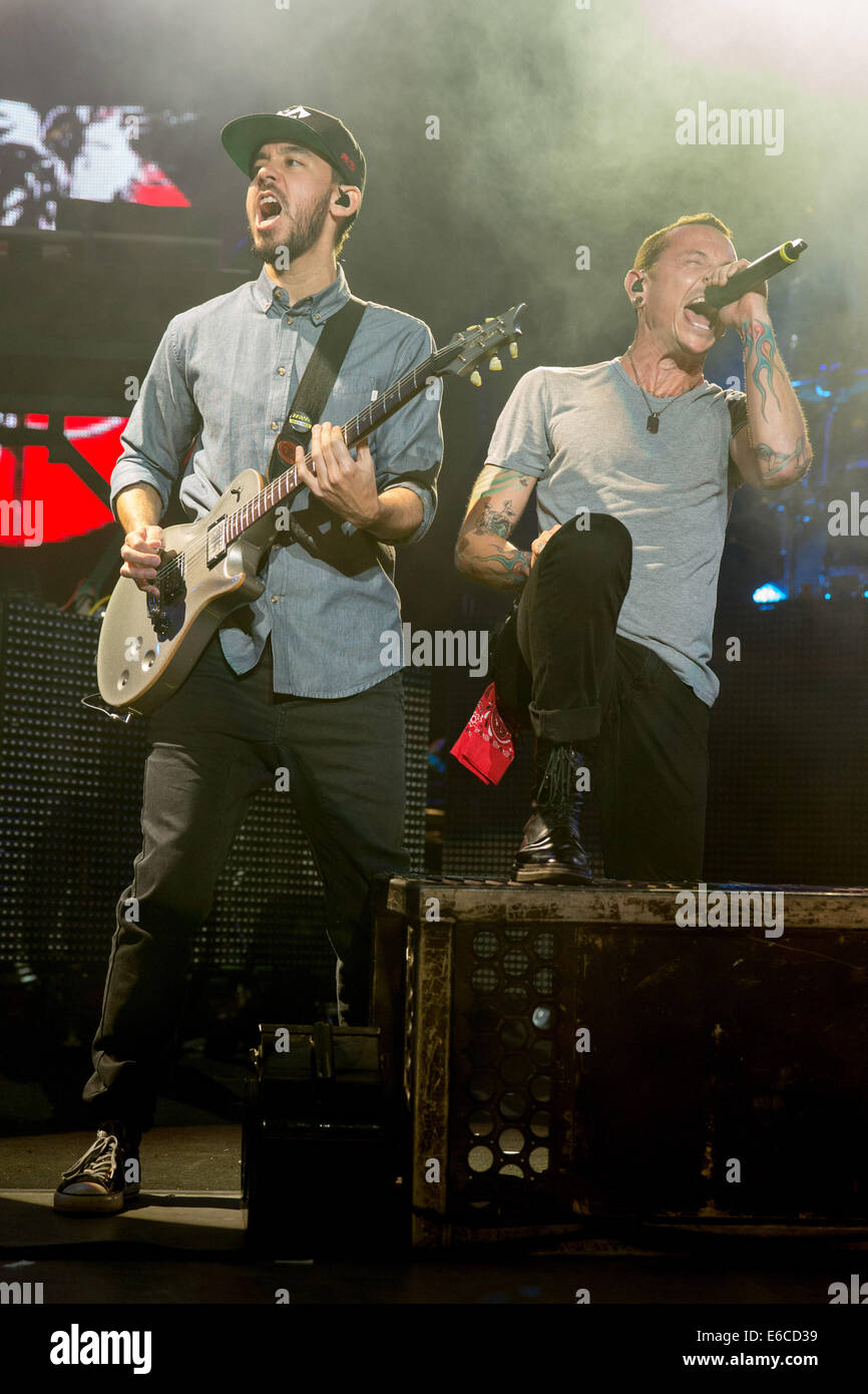 18. August 2014 - Holmdel, New Jersey, USA - MIKE SHINODA (L) und ...