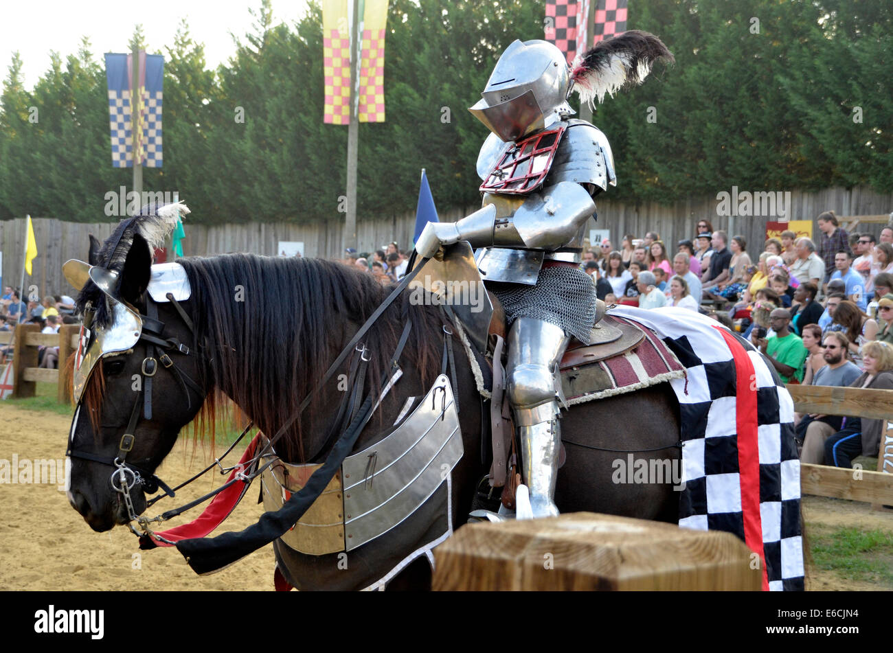 Ritter zu Pferd beim Renaissance Festival in Crownsville, Maryland ...