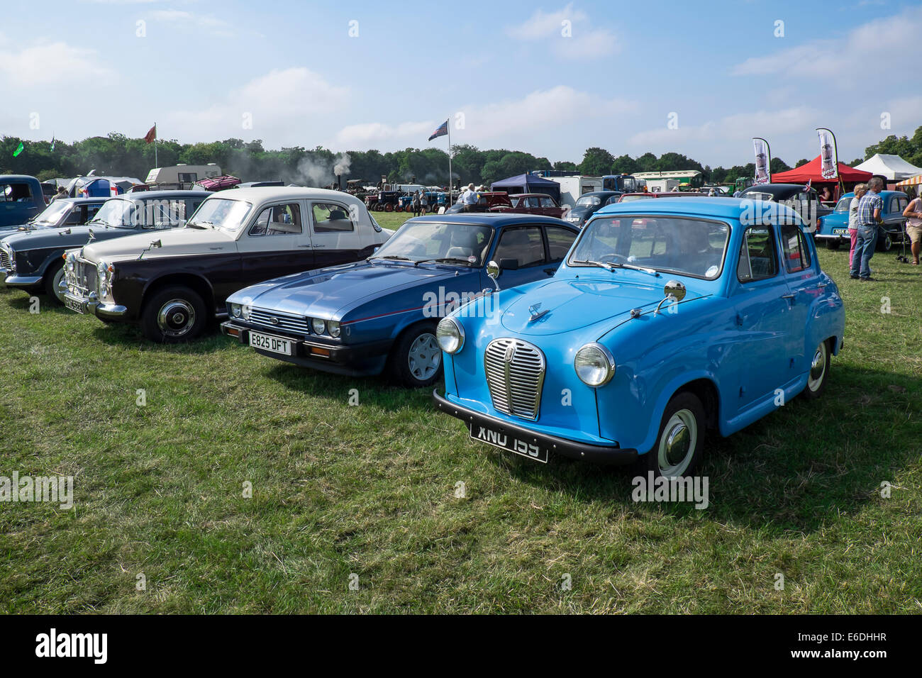 Oldtimer-Line-up auf der Messe am Turnierplatz Cambridgeshire Steam ...