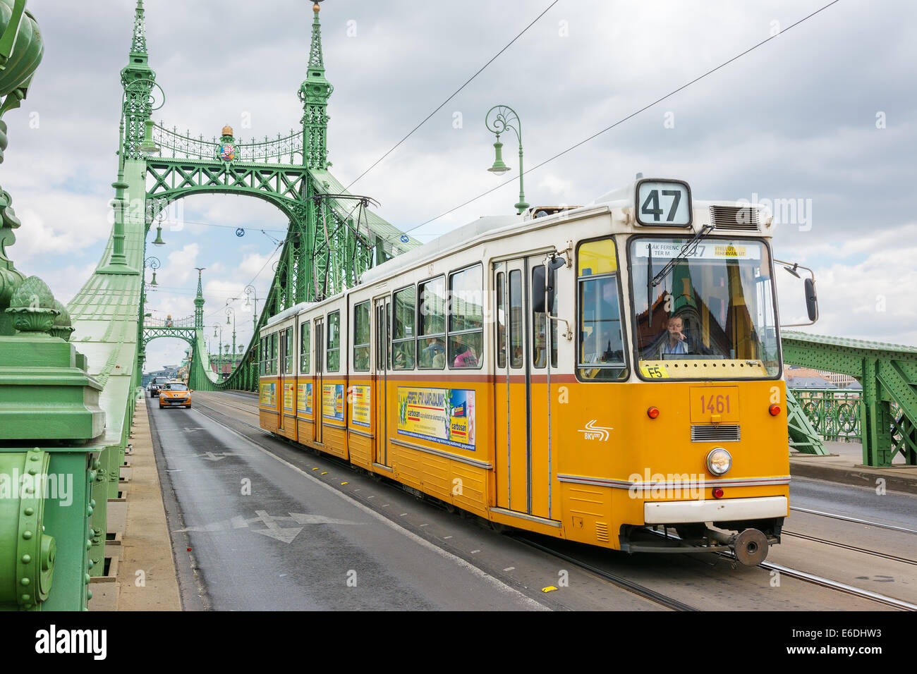 Budapest, die gelbe Straßenbahn als Teil der öffentlichen ...