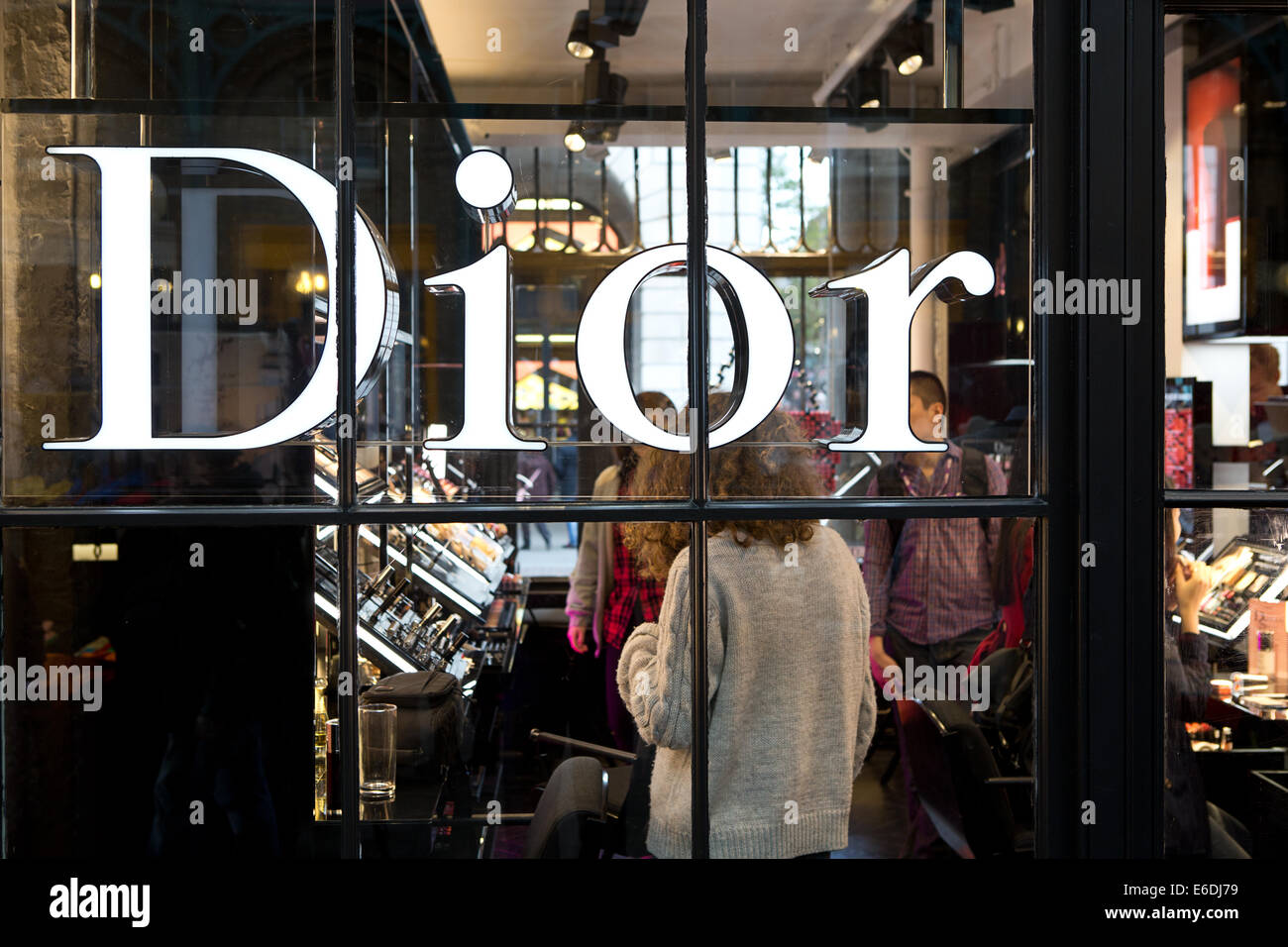 Christian dior hat -Fotos und -Bildmaterial in hoher Auflösung – Alamy