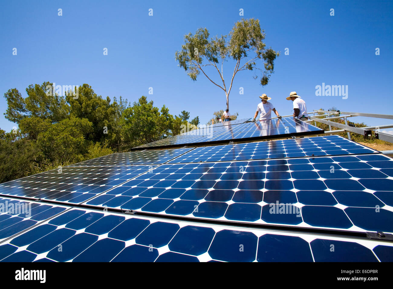 Arbeiter installieren eine Solaranlage auf einem Hügel in Malibu ...