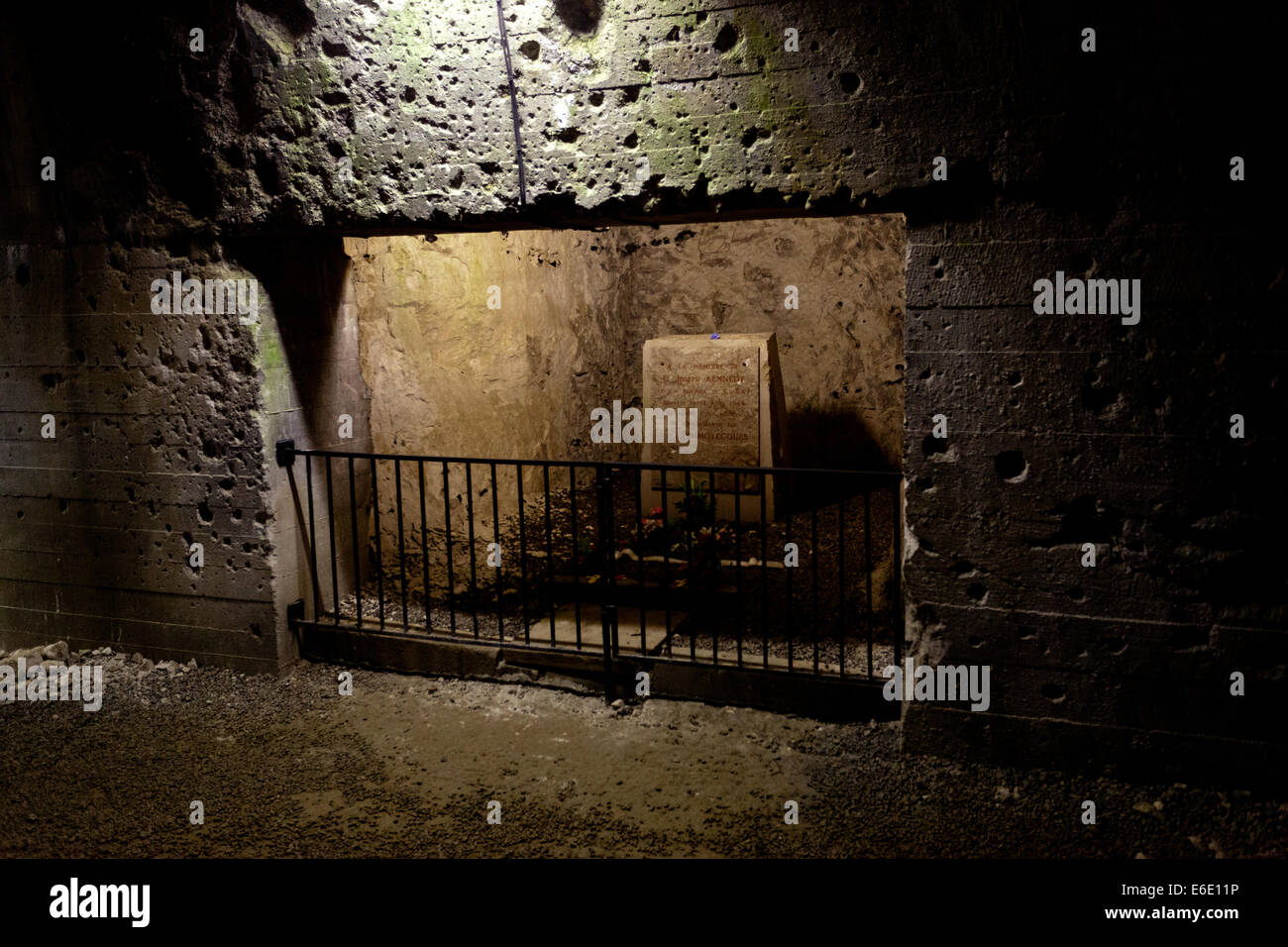 Denkmal für Joseph Kennedy Jr im Forteresse de Mimoyecques, geheime ...