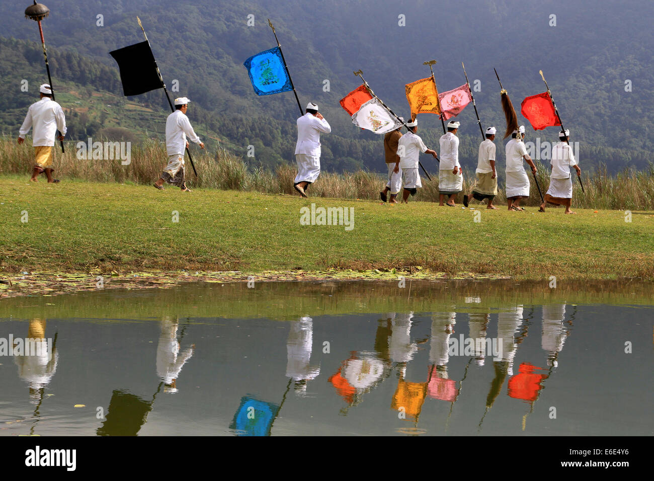Fahnen in prozession -Fotos und -Bildmaterial in hoher Auflösung – Alamy