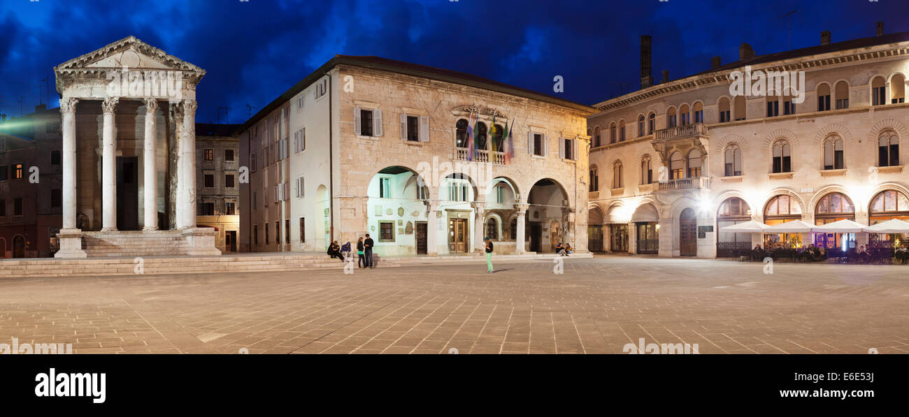 Marktplatz mit dem Tempel des Augustus und das alte Rathaus, Altstadt ...