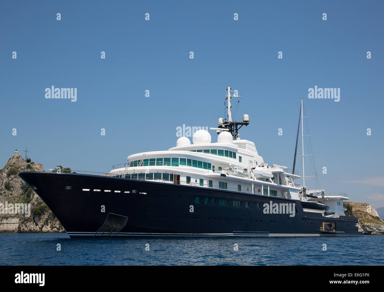 Gigantisch groß und große Luxus-yacht mit Segelboot und Helikopter ...