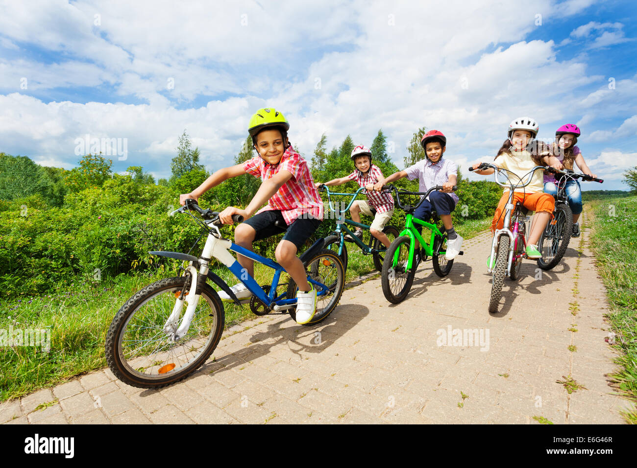 Glückliche Kinder Fahrrad wie im Rennen zusammen fahren Stockfotografie ...
