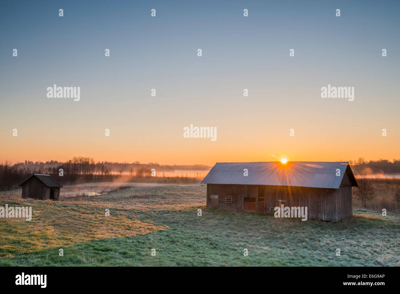 Die Sonne geht hinter der Scheune Stockfotografie - Alamy