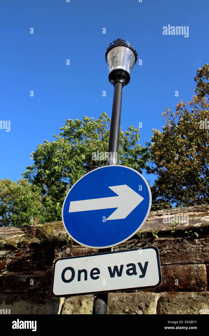 Blue one way road sign Stockfotos und -bilder Kaufen - Alamy