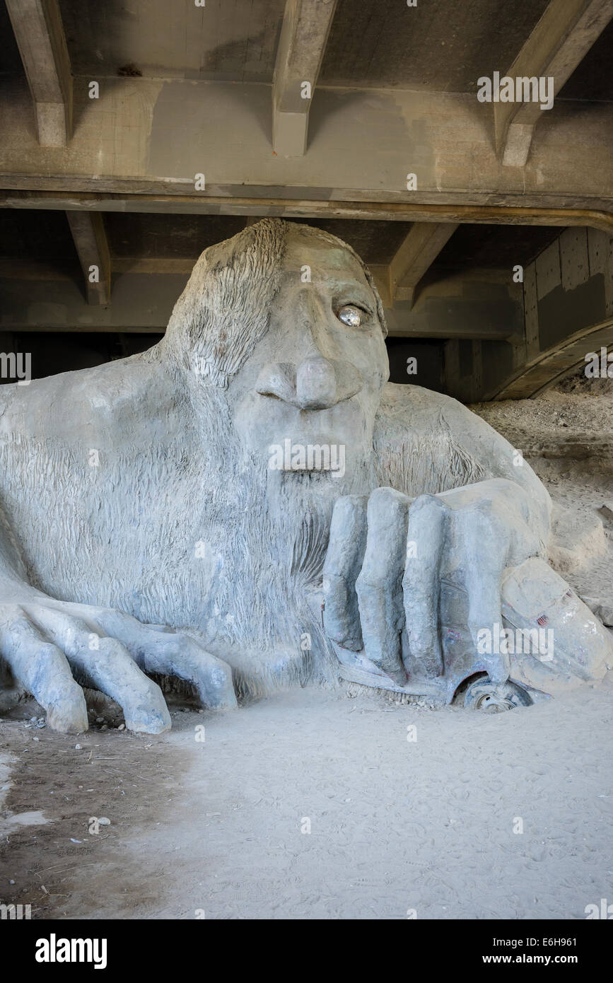 Troll Statue unter George Washington Memorial Bridge in Seattle ...
