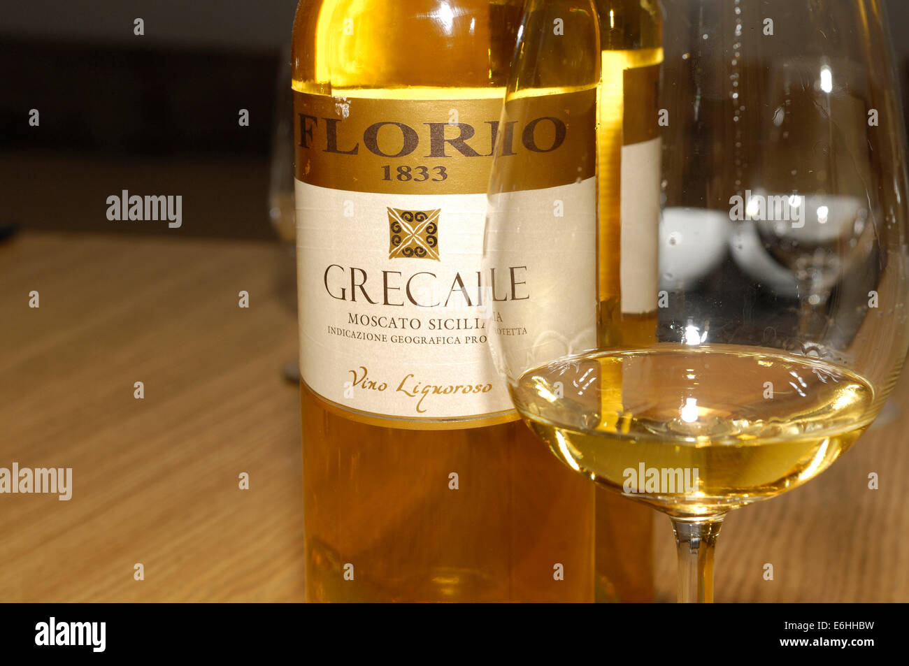 Eine Flasche Moscato Wein mit einem Glas Marsala, Sizilien ...