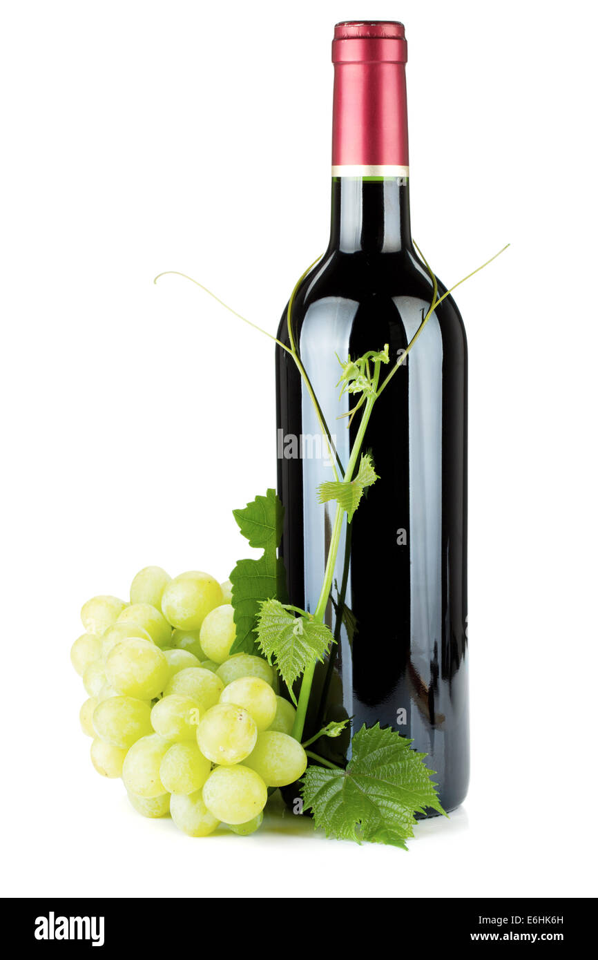 Flasche Rotwein und Trauben. Isoliert auf weißem Hintergrund ...