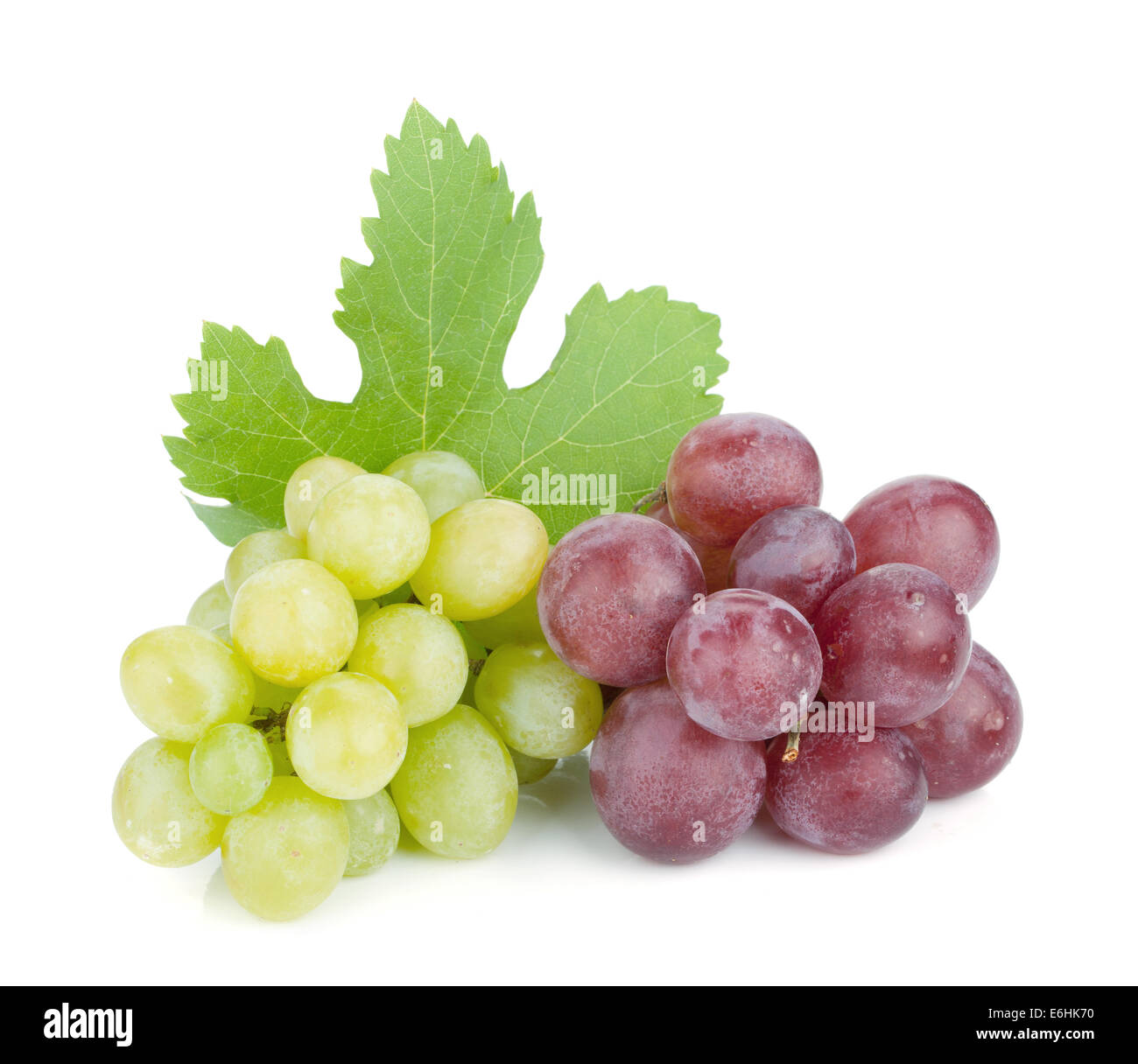 Weißen und roten Trauben. Isoliert auf weißem Hintergrund ...