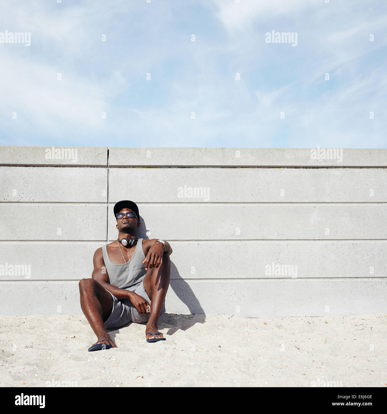 Junger mann strand -Fotos und -Bildmaterial in hoher Auflösung – Alamy