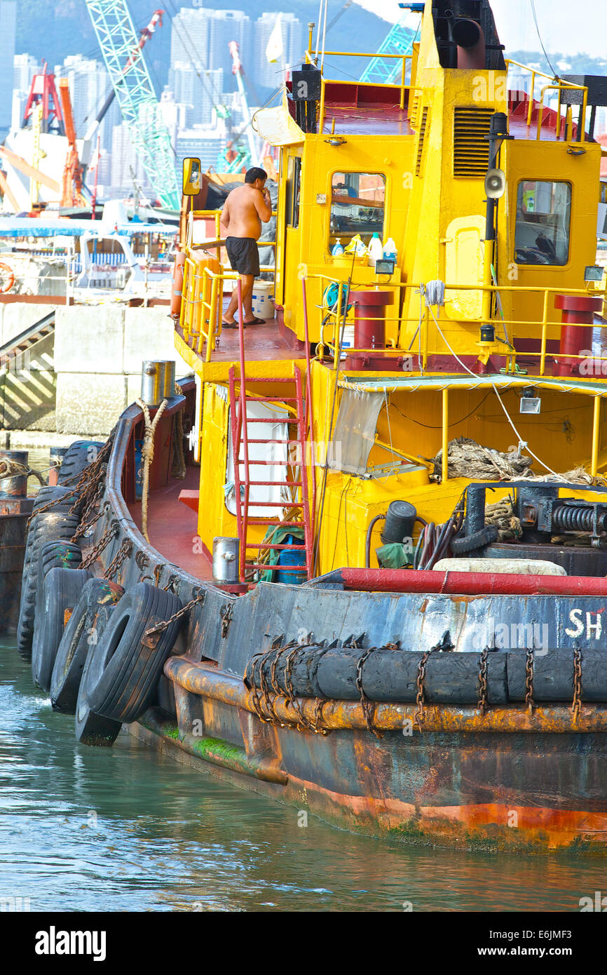 Verschieben von Metall. Ein Schlepper Boot fährt ein Schiff in der ...