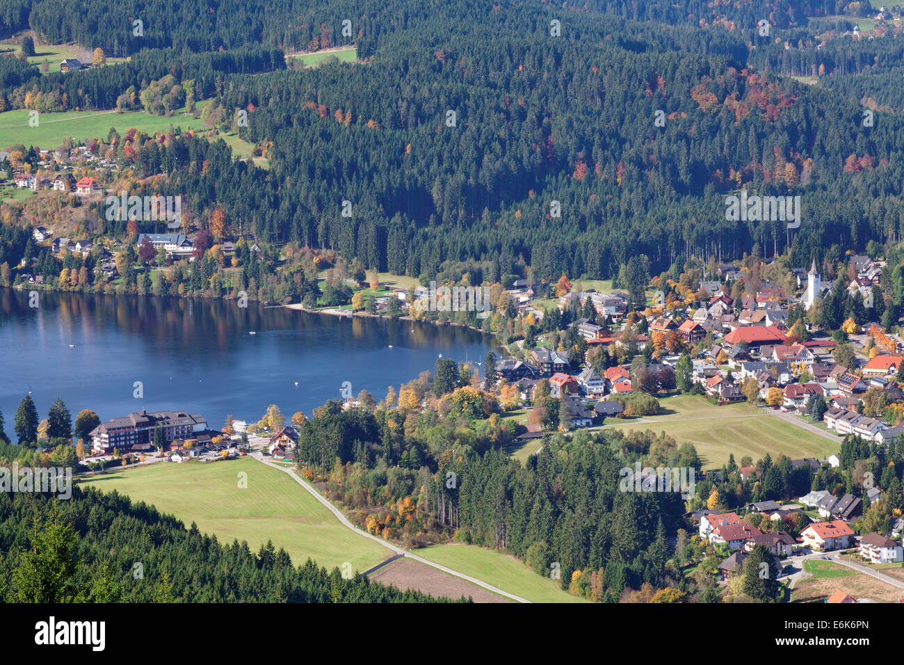 Lake titisee in autumn titisee neustadt -Fotos und -Bildmaterial in ...