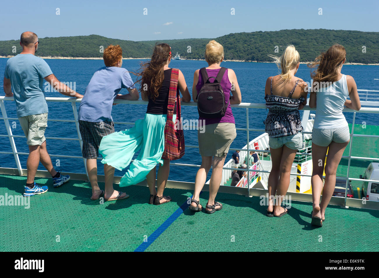 Menschen auf der Fähre zwischen Merag, Insel Cres und Valbiska auf ...