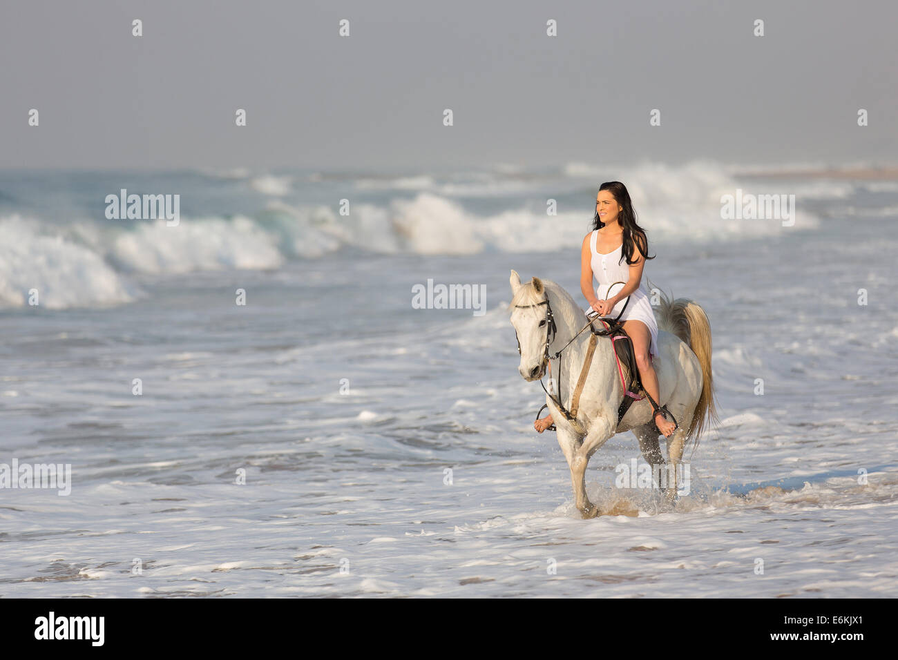 Reiten frau strand -Fotos und -Bildmaterial in hoher Auflösung – Alamy