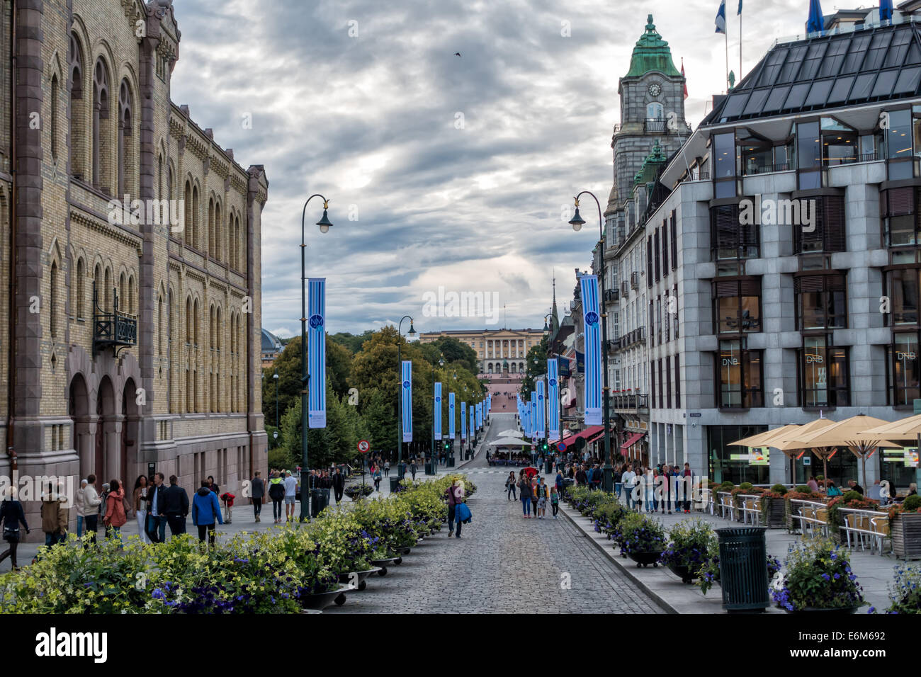 Oslos wichtigsten Straße Karl Johans Gate mit dem königlichen Palast im ...