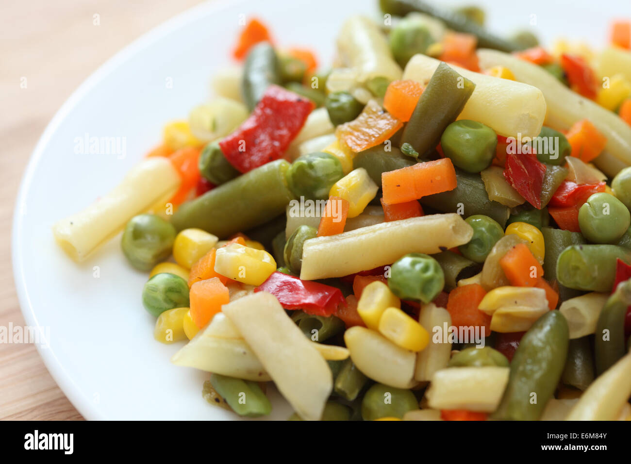 Vegetarischer Salat in weißen Teller. Gekochte Zutaten: grüne Erbsen ... Vegetarischer Salat in weißen Teller. Gekochte Zutaten: grüne Erbsen ...