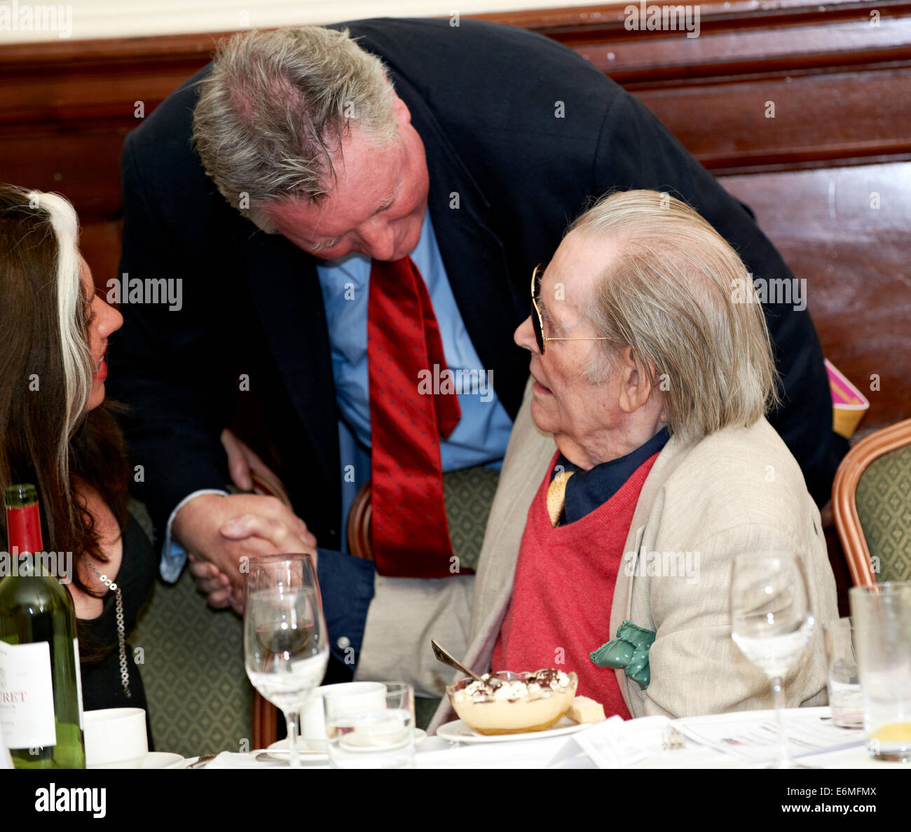 Peter O'Toole am 70. Geburtstag von Richard Ingrams, mit SARA SOUDAIN ...