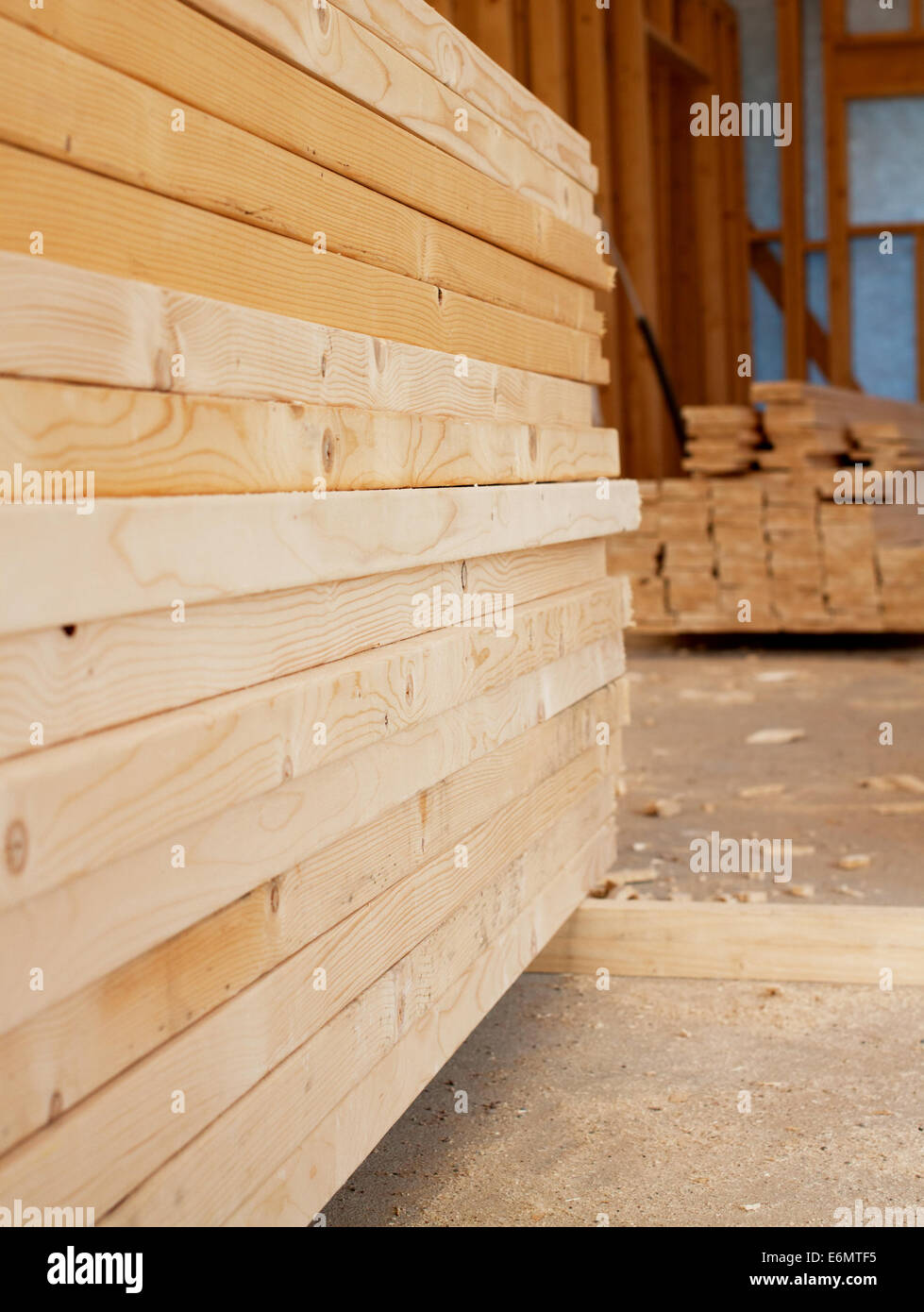 Stapel von Holzbohlen in Haus Stockfotografie - Alamy