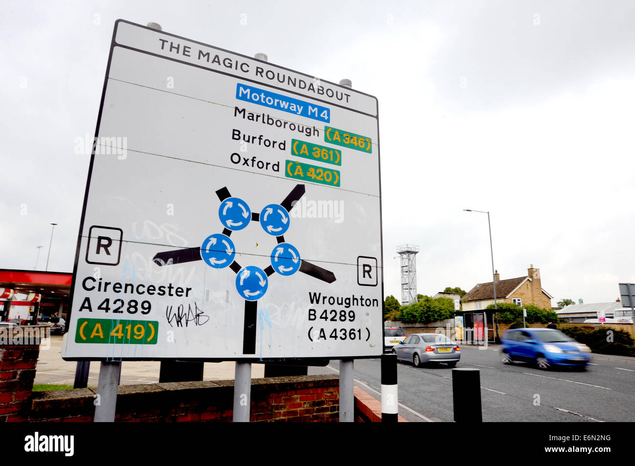 Magic roundabout road sign -Fotos und -Bildmaterial in hoher Auflösung ...