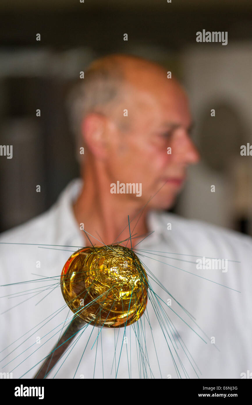 John Ditchfield, Master Glass Blower von Glasform Ltd, Singleton ...