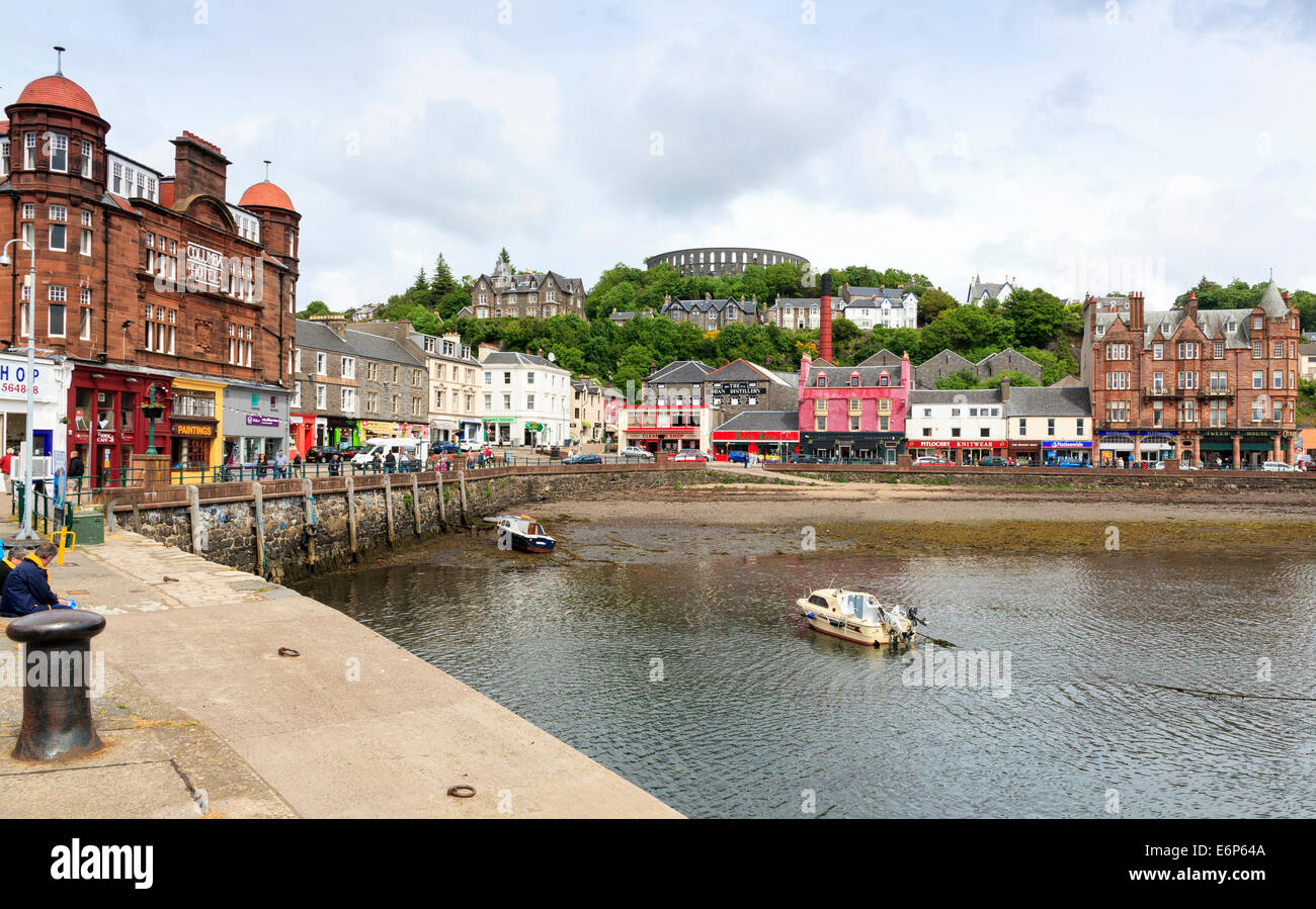 Oban oceanfront Stadtzentrum mit den McCaig's Tower im Hintergrund ...