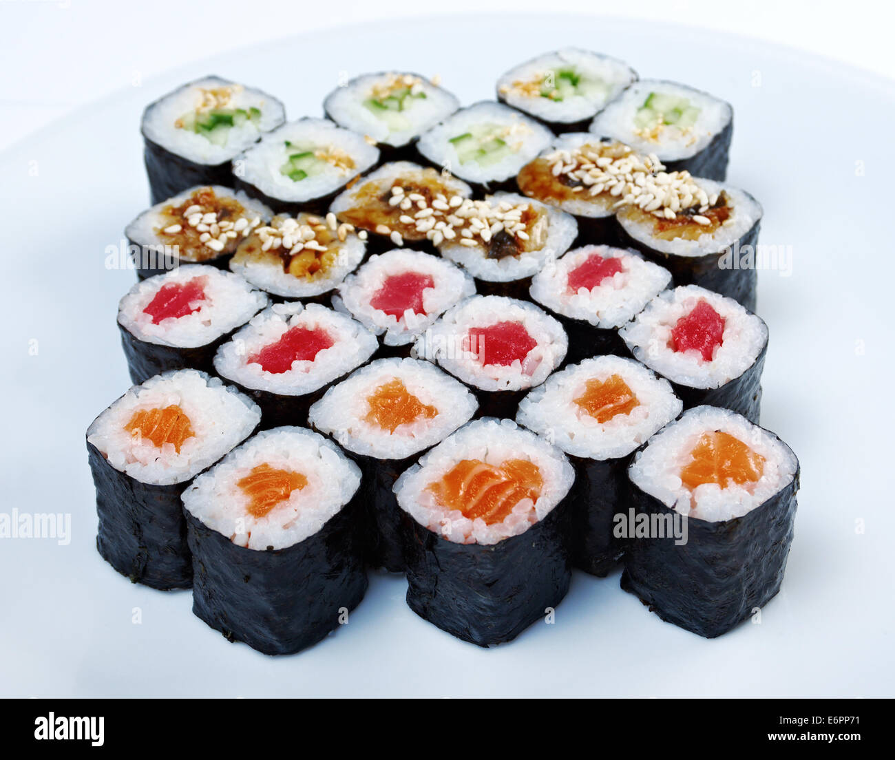Japanisches Sushi. Roll setzte sich aus Lachs, Aal, Thunfisch, Gemüse ...