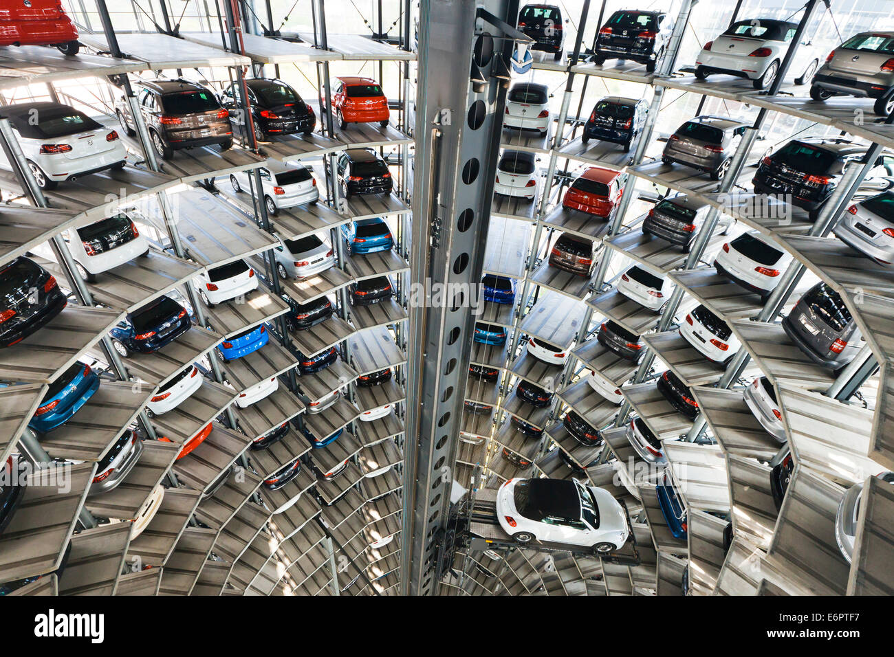In einem der zwei Autotürme, Autostadt der Volkswagen AG, Wolfsburg ...