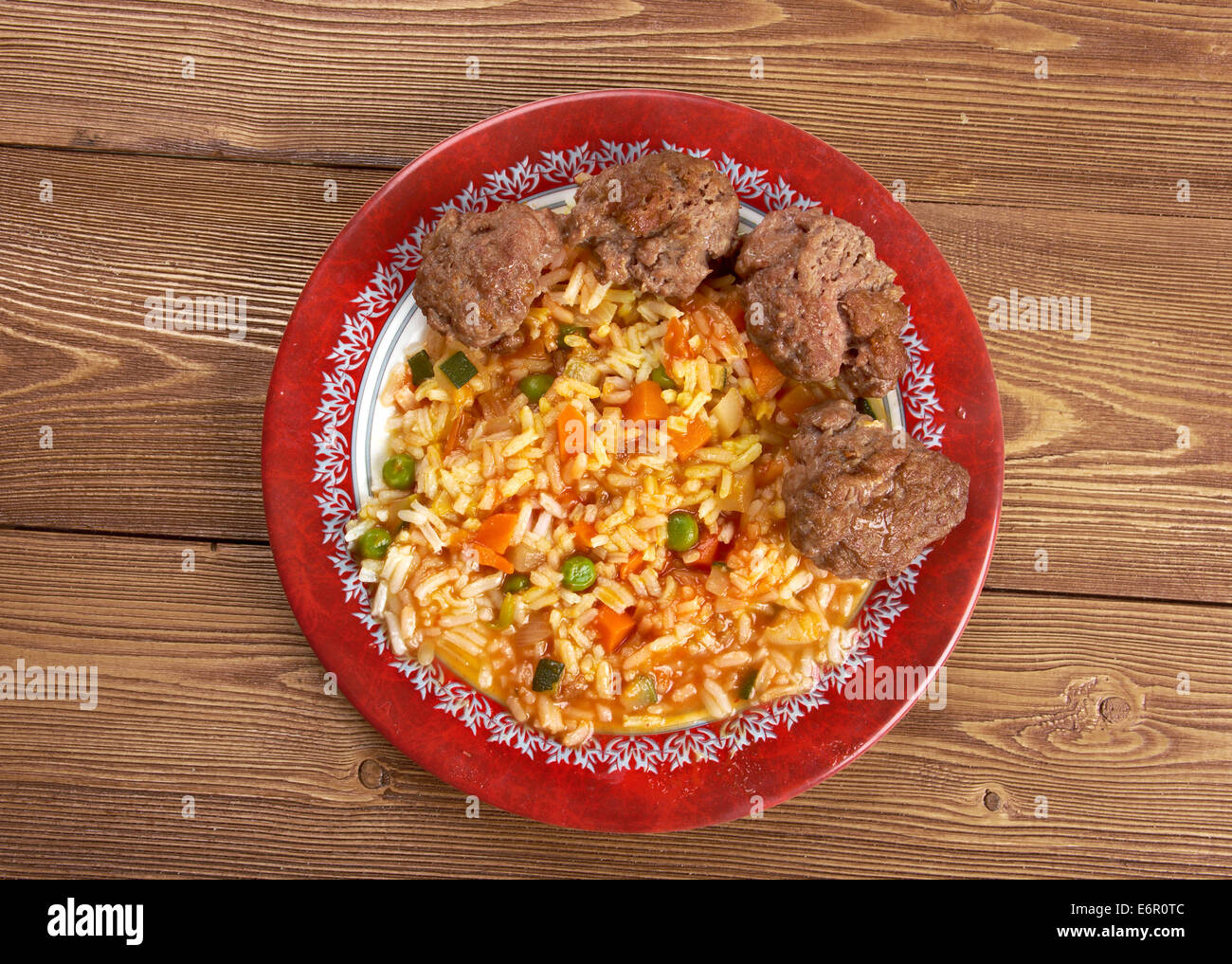 Jollof Reis auch genannt "Benachin" ist ein beliebtes Gericht in vielen ...
