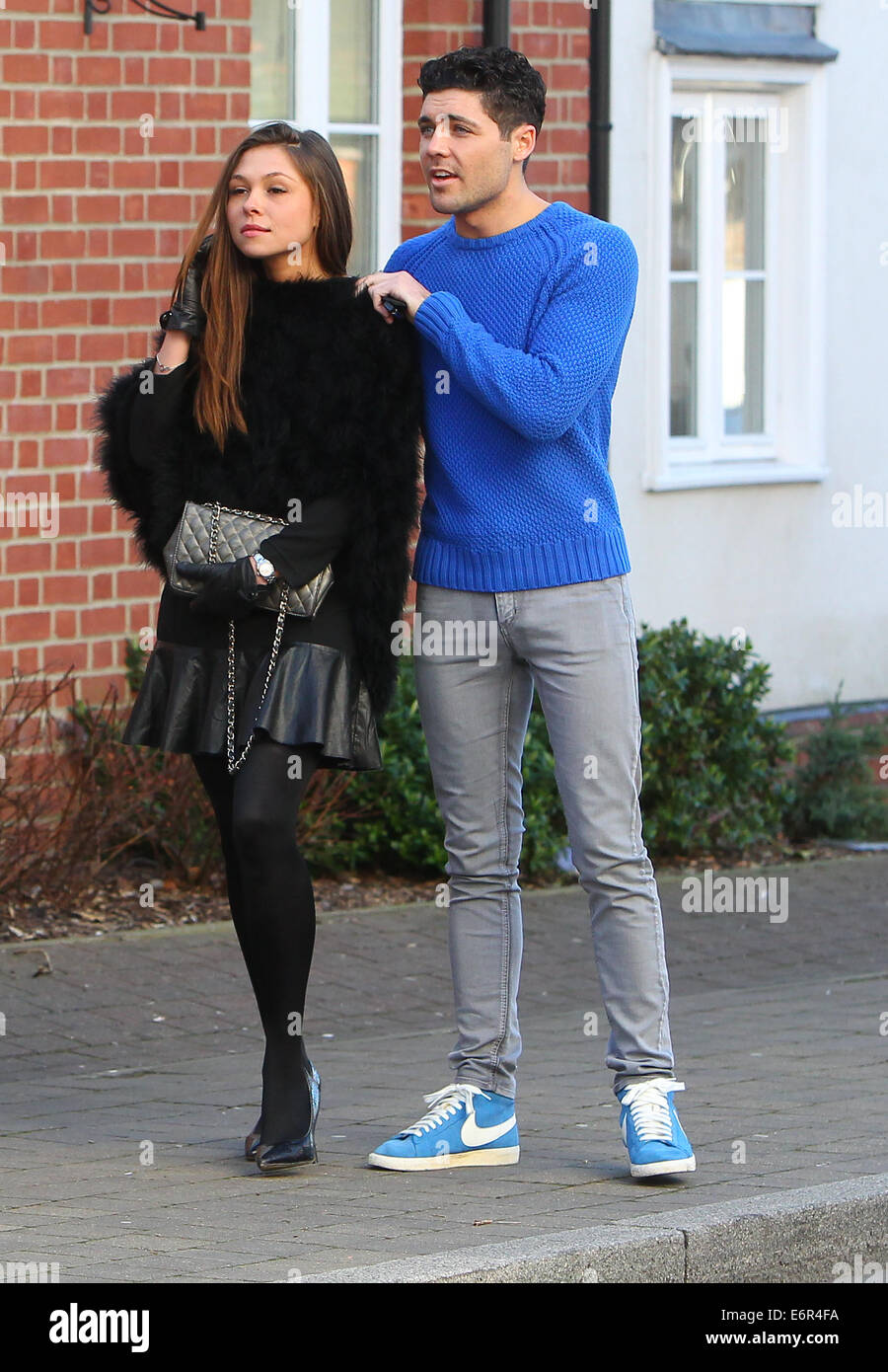 James Argent hat eine Fahrstunde in einem weißen Mercedes-Benz mit ...