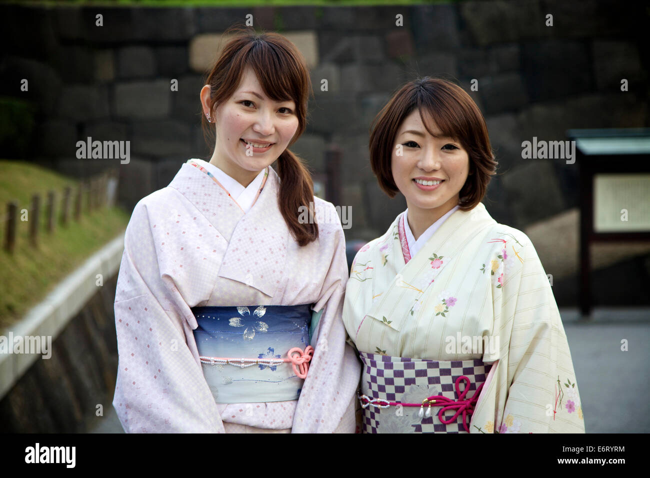 Junge japanische Frauen gekleidet mit Yukata, Kimono. Weibliche ...