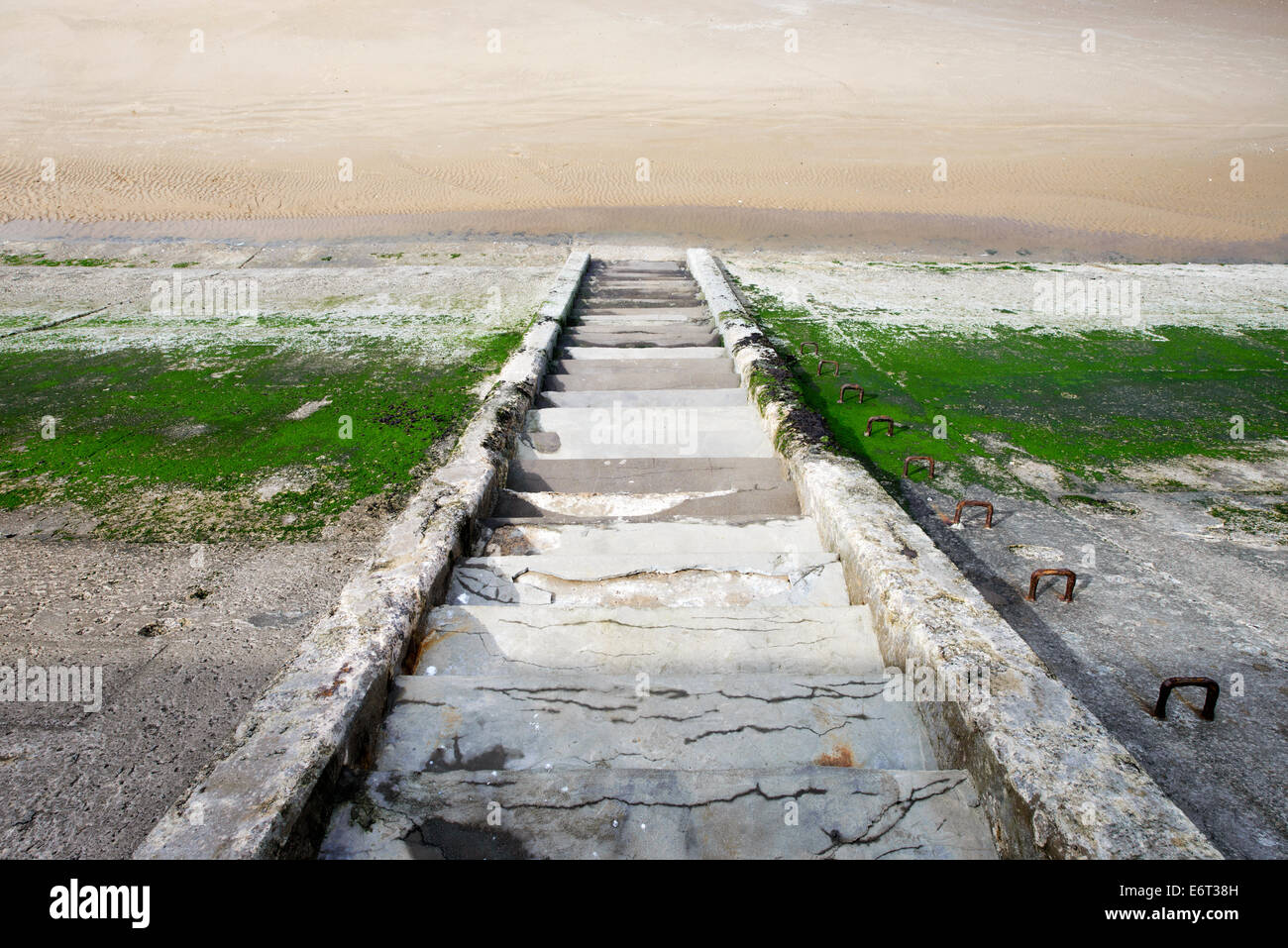 Beton Treppe zum Sandstrand in Blackpool, Lancashire. die Treppe ist ...