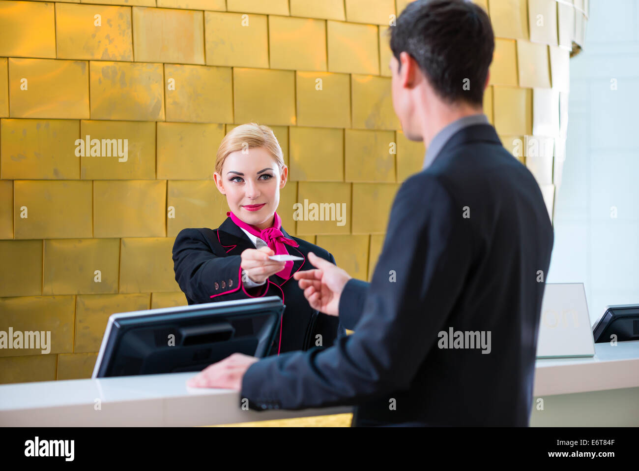 Einchecken hotel -Fotos und -Bildmaterial in hoher Auflösung – Alamy