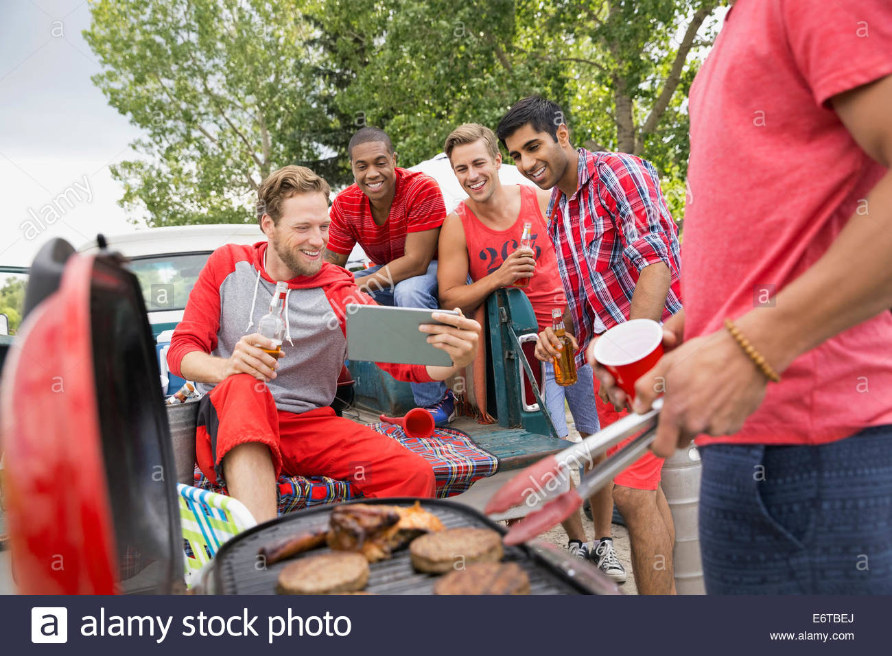 Mann grillt mit bier Stockfotos und -bilder Kaufen - Alamy