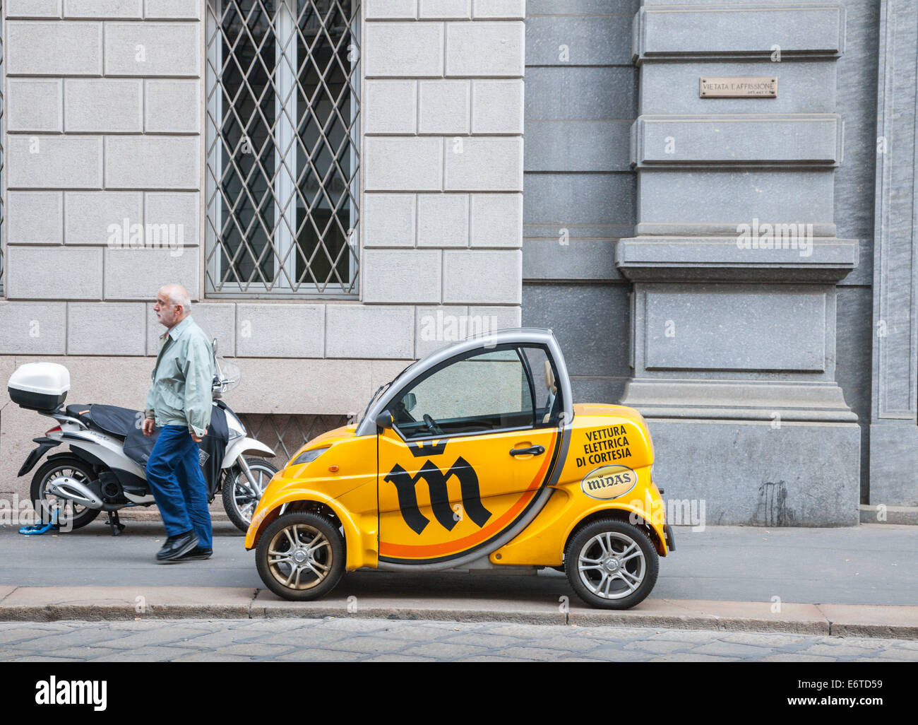 Kleines auto elektrisch -Fotos und -Bildmaterial in hoher Auflösung – Alamy