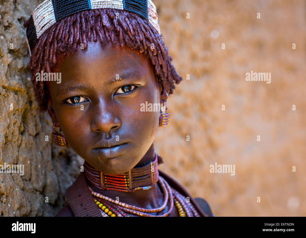 Girls hamer tribe in traditional -Fotos und -Bildmaterial in hoher Auflösung - Seite 2 - Alamy